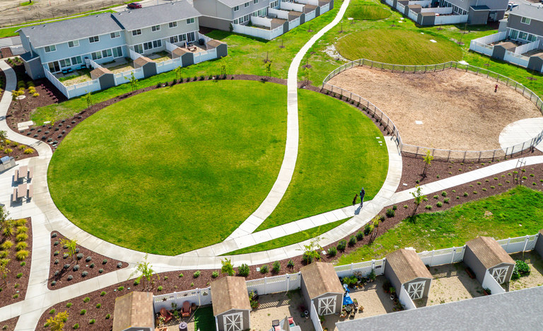 Alameda Townhouse Apartments with Yards and Green Space